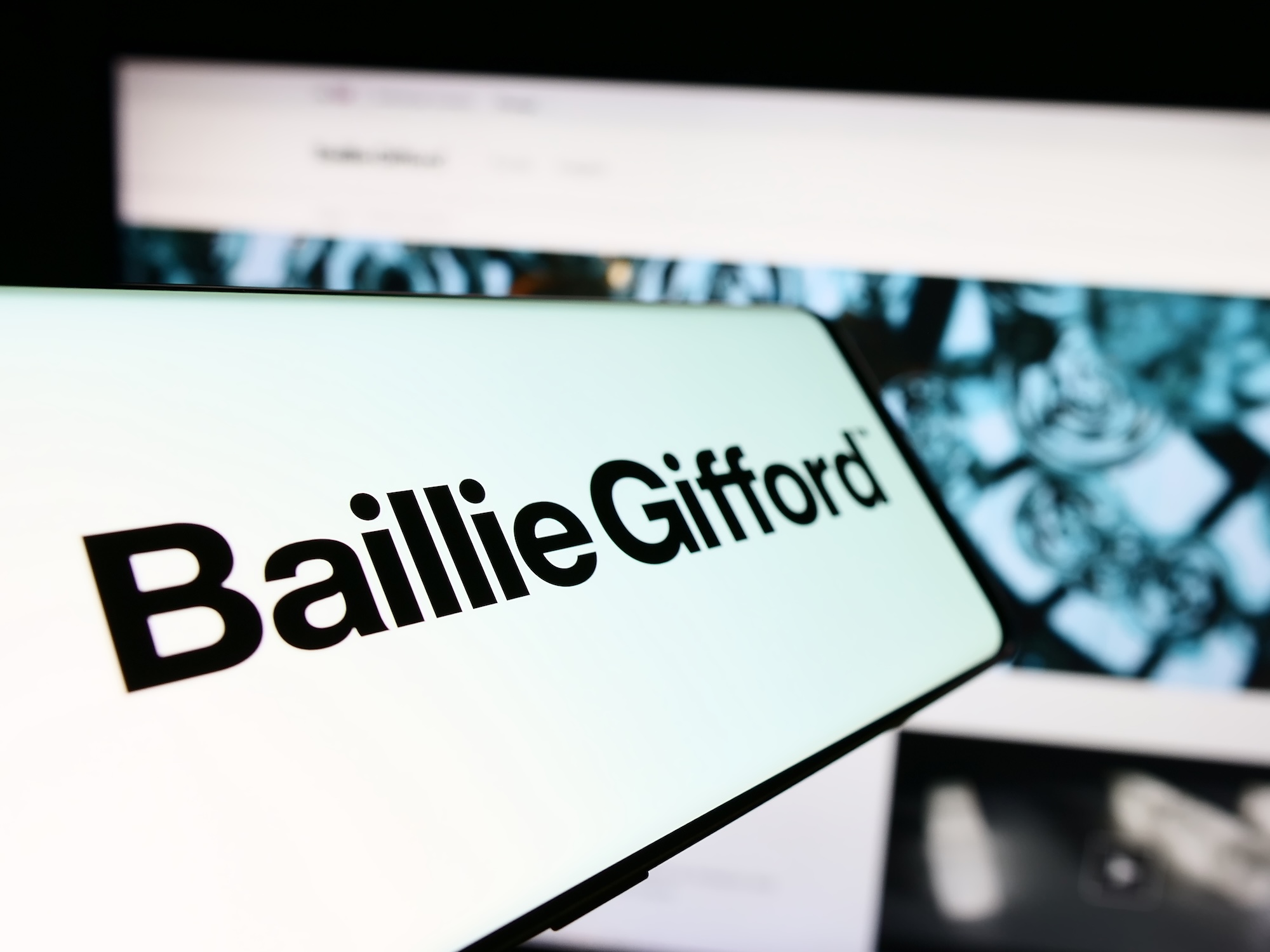 Proxy advisers and major shareholders back Edinburgh Worldwide board ...